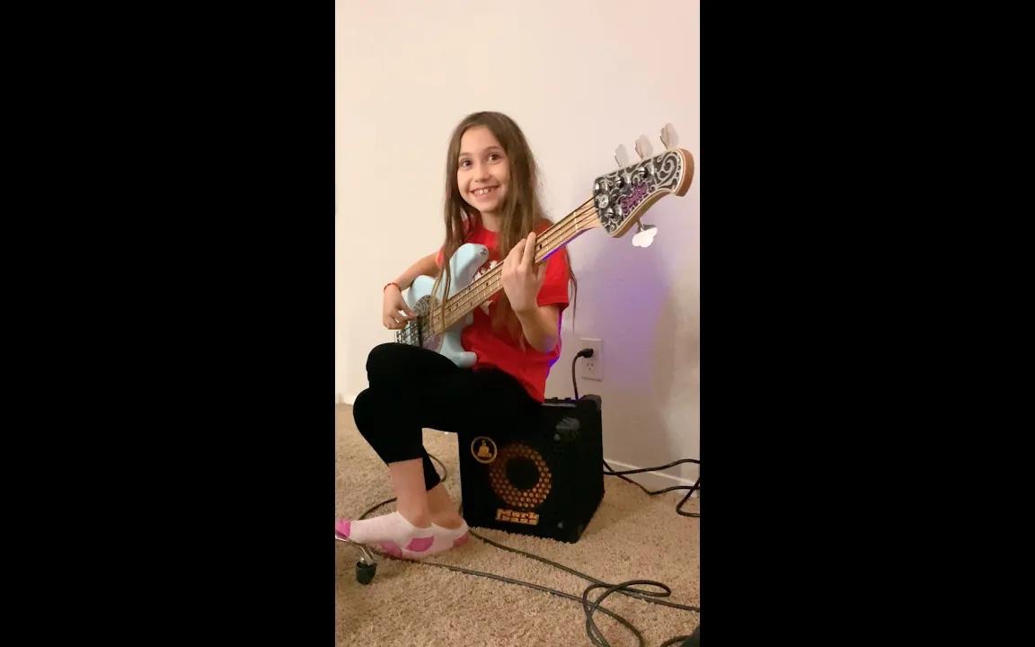 【EllenPlaysBass】8岁超可爱贝斯手翻弹Leah Harris - Go It Alone