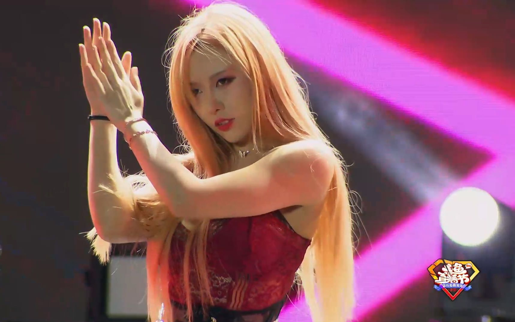 【嘉年华】Minana-热舞串烧《No.9》《开火车》《DDD》_哔哩哔哩_bilibili