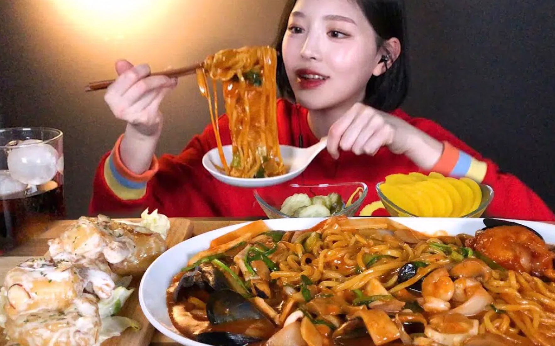 【Eat with boki中字】 炒海鲜面+奶油虾_哔哩哔哩 (゜-゜)つロ 干杯~-bilibili