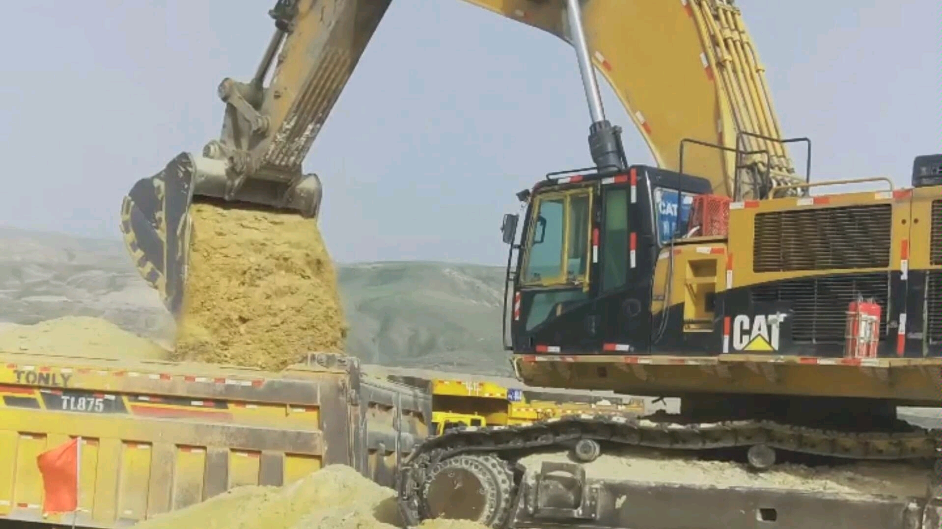 12年的经典卡特390D挖掘机，现在性能还是很好的_哔哩哔哩_bilibili