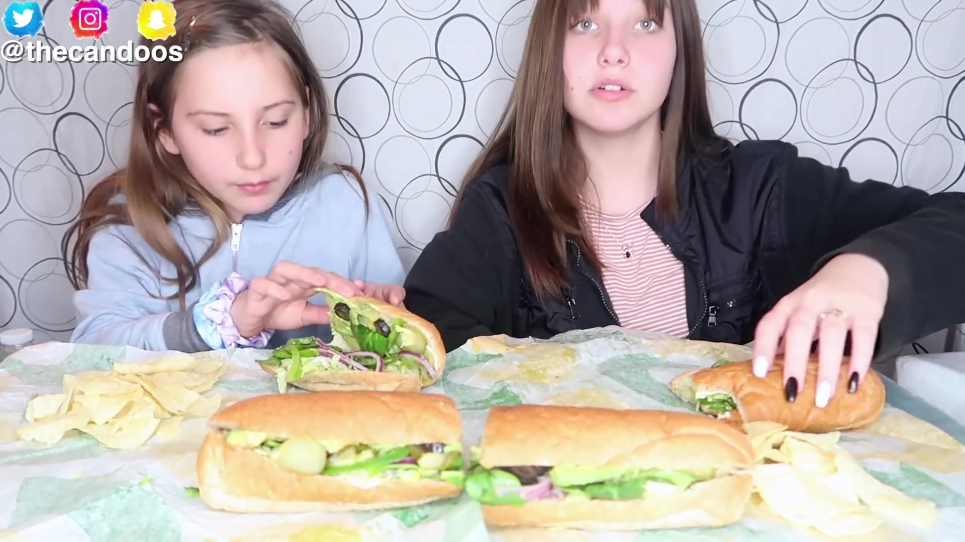 CANDOOS 大姐和二姐吃播,我太喜欢这俩的颜值了_哔哩哔哩_bilibili