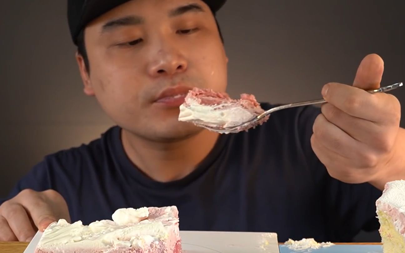 【大口吃播】Ddeonggae 草莓蛋糕配上奶油蛋糕！_哔哩哔哩_bilibili