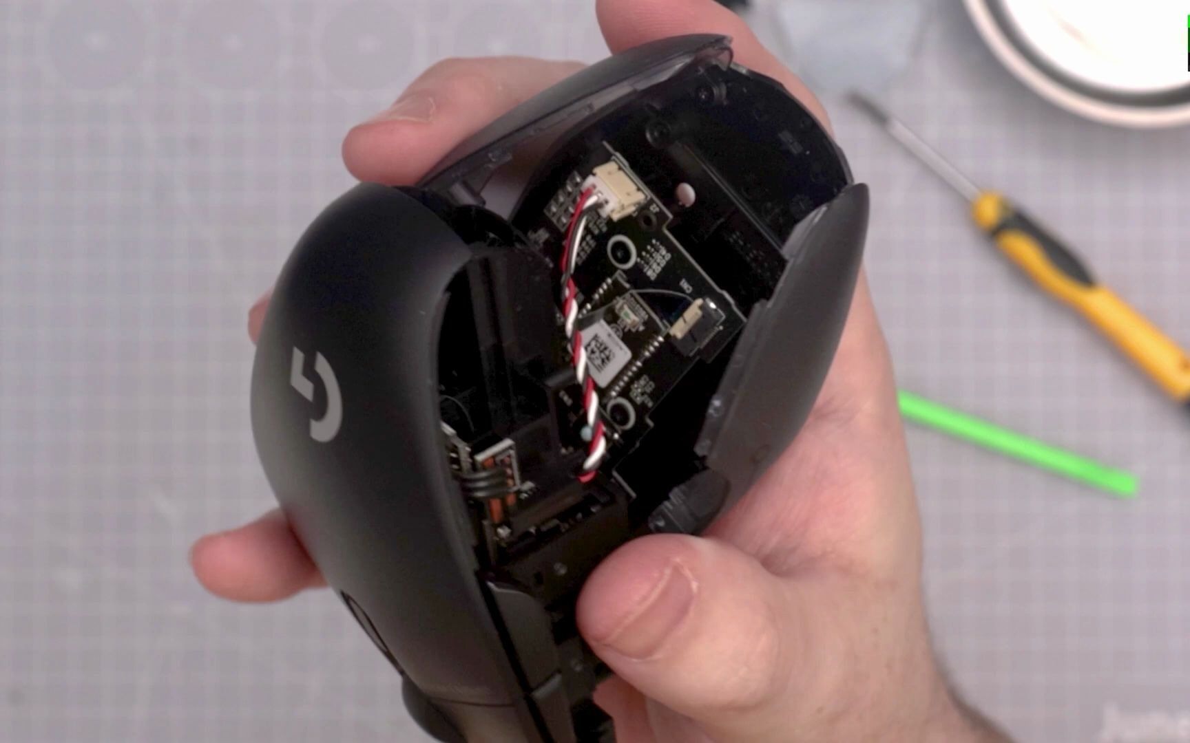 罗技鼠标G303无线版Shroud联名款拆解，内部结构赏析_哔哩哔哩_bilibili