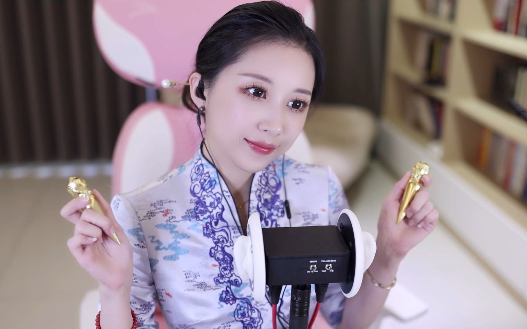 【小女巫露娜】用CL口红戳你的耳膜，感受到了吗？-小女巫露娜-小女巫露娜-哔哩哔哩视频