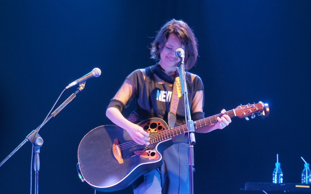 Anly's Loop巡回演唱会香港站开场完整录制（Etranger X Shape of you）_哔哩哔哩_bilibili