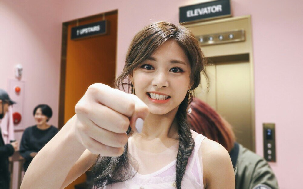 子瑜：敢亲我纱纱？！ 暴走的瑜宝 纱瑜 SATZU [2Royal Couple]_哔哩哔哩 (゜-゜)つロ 干杯~-bilibili