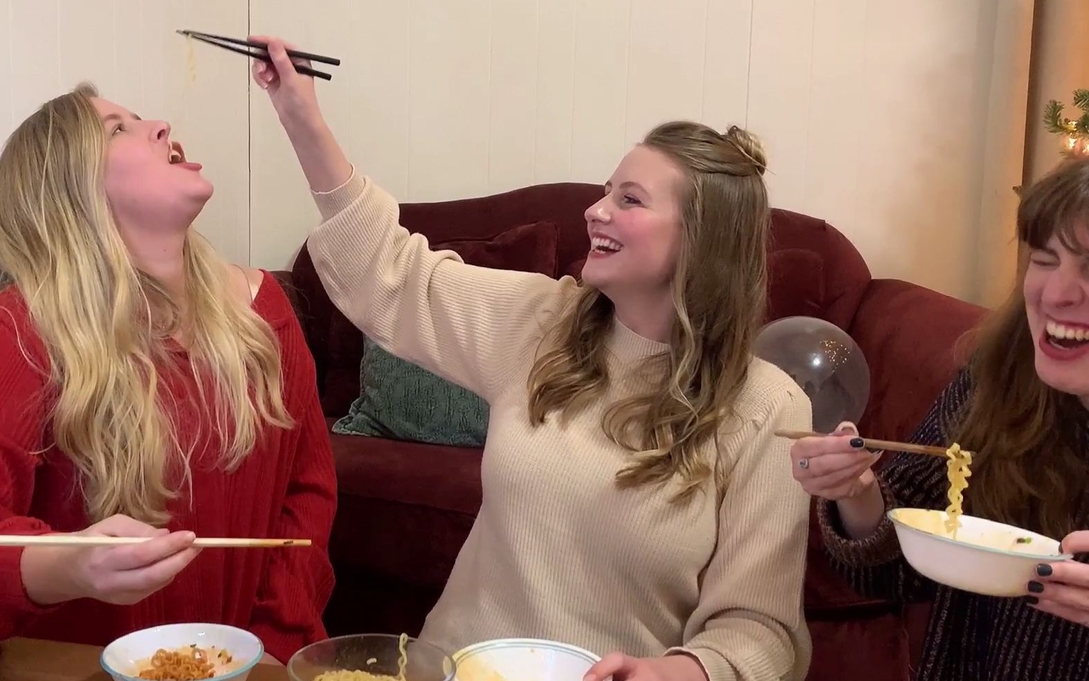请美国老婆和她朋友吃中国泡面-田纳西Jay和Ari-田纳西Jay和Ari-哔哩哔哩视频