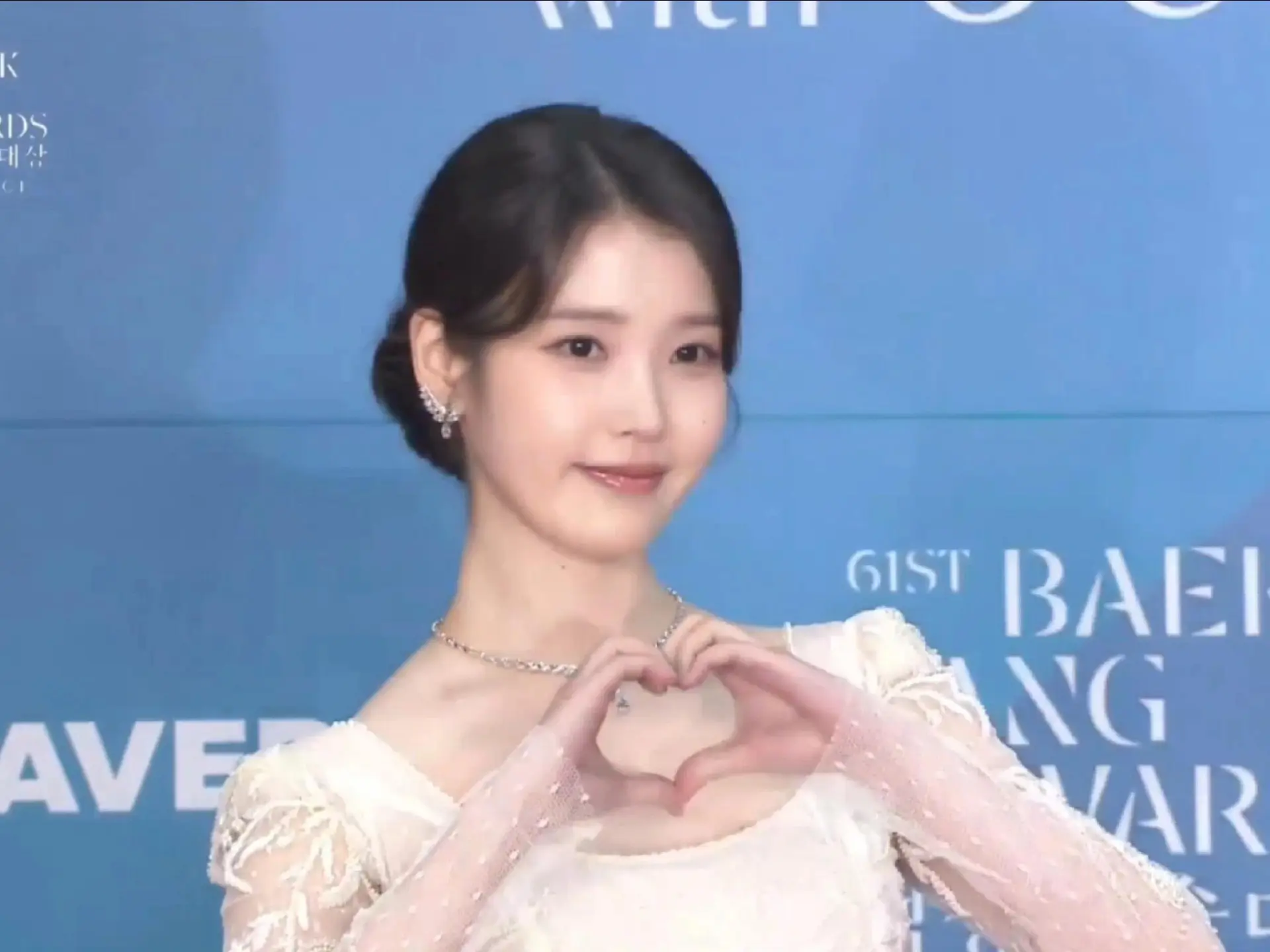 2025百想大赏｜IU红毯_哔哩哔哩_bilibili