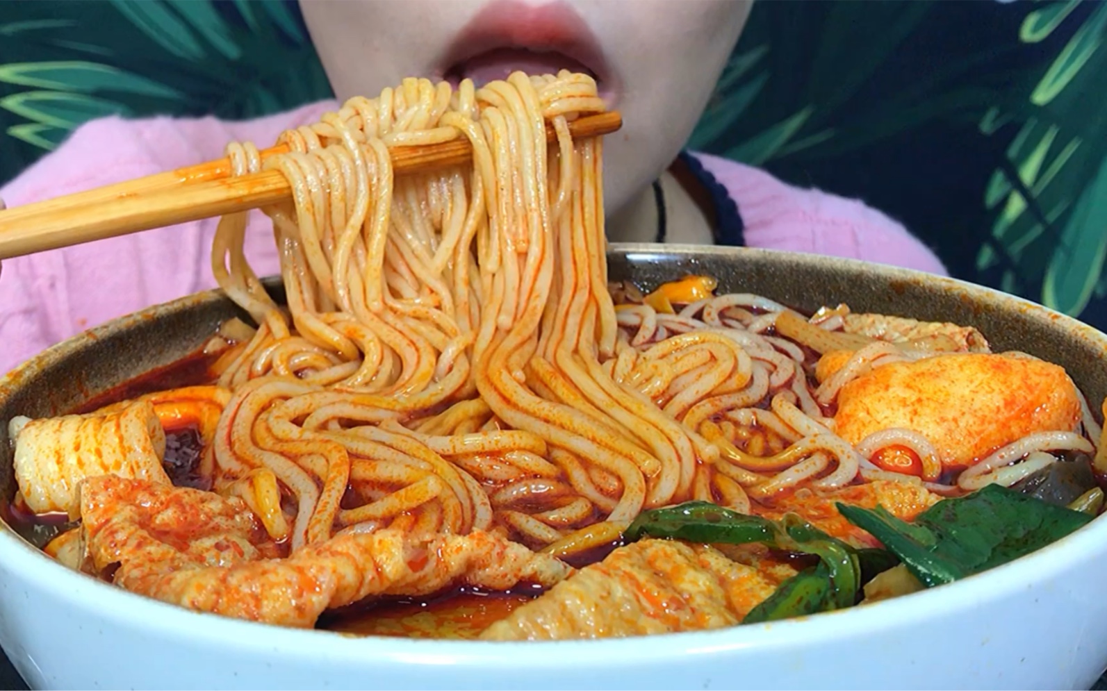 不知道吃什么，就来一碗螺蛳粉吧！！爆辣螺蛳粉来啦！又辣又好吃！ 哔哩哔哩