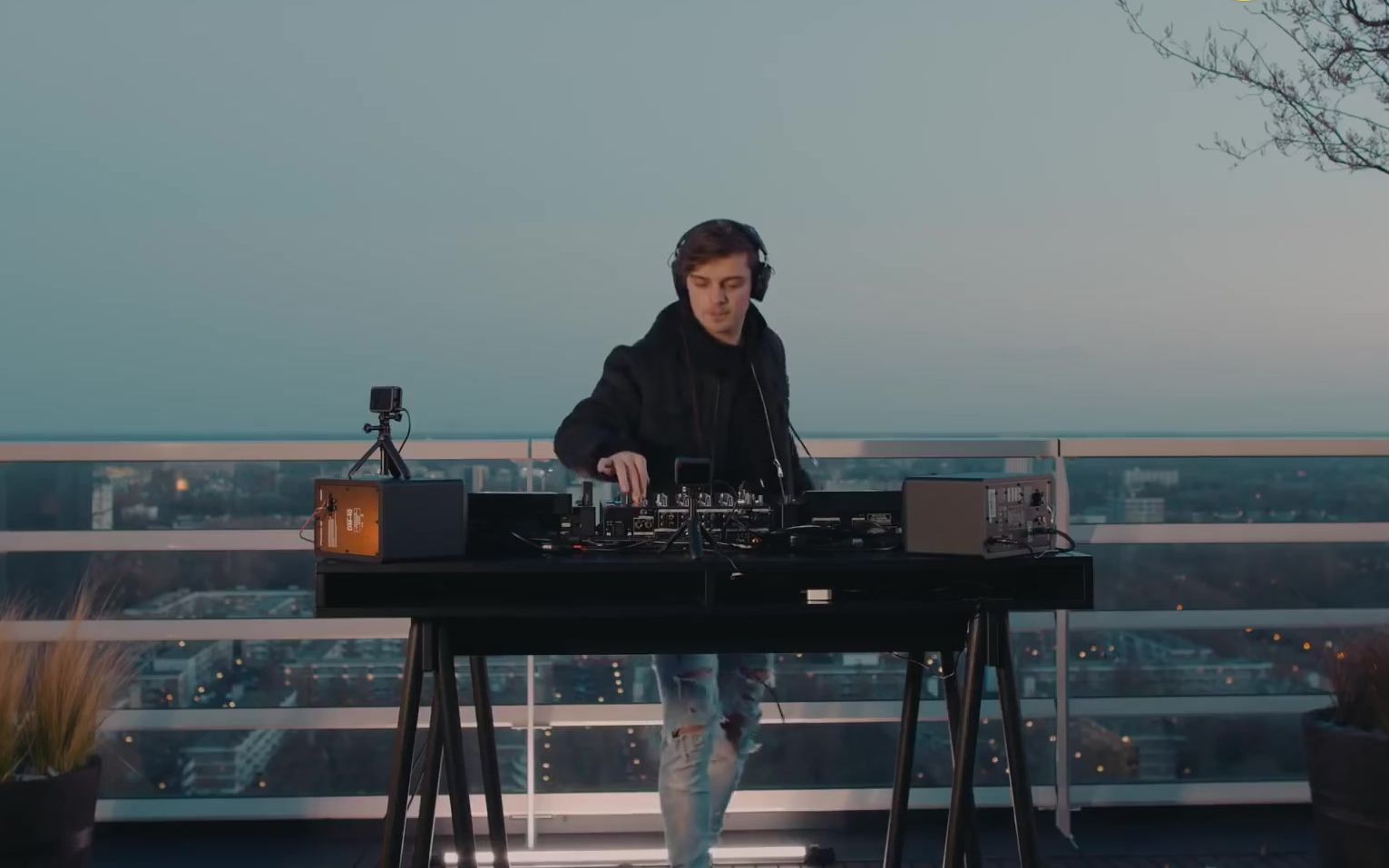 Martin Garrix-MARTIN GARRIX' s LIVESET ( LIVE AT MY ROOFTOP IN AMSTERDAM)