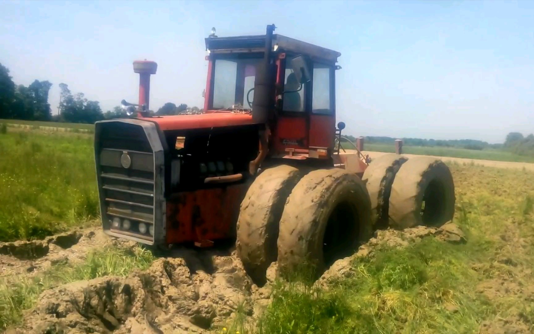 南斯拉夫IMT_5200铰接式拖拉机牵引双列对置圆盘耙在泥地缓慢前行_哔哩哔哩_bilibili