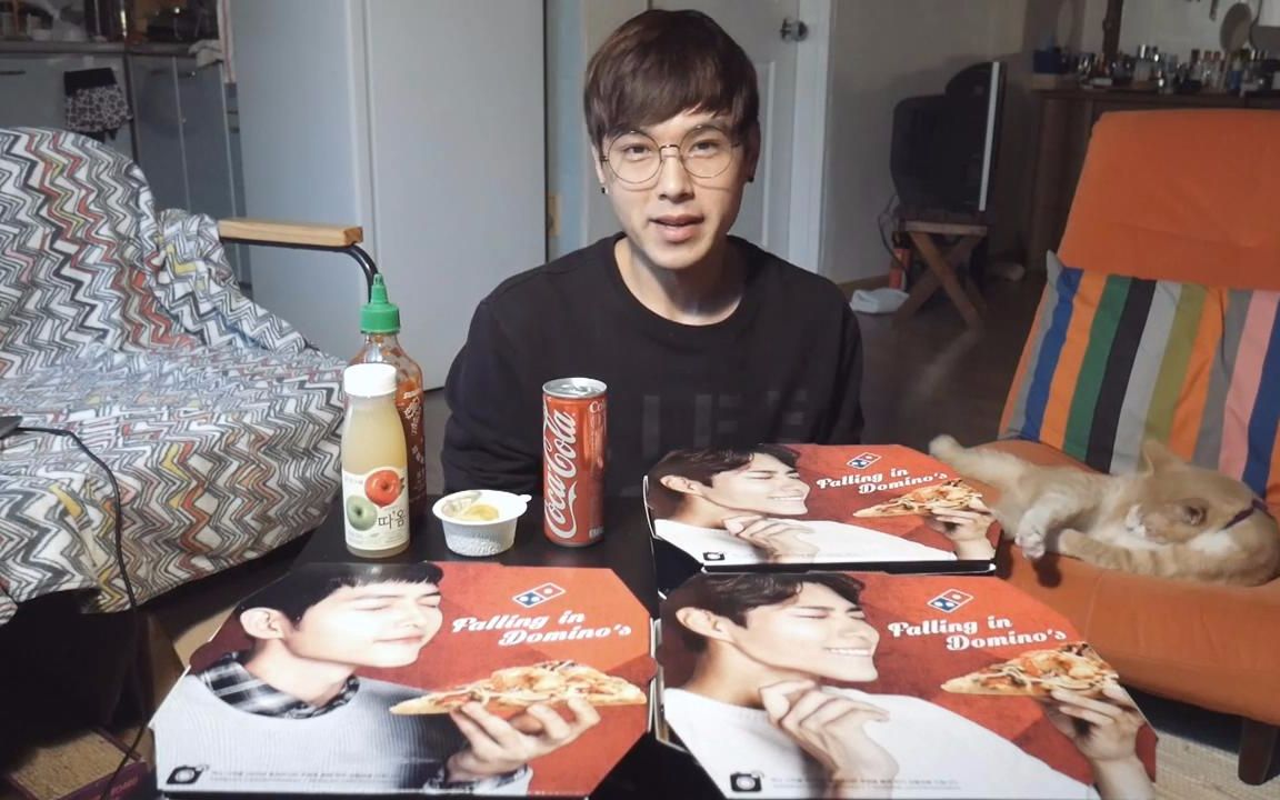 【英文吃播】BenDeen和女朋友一起吃达美乐披萨_哔哩哔哩_bilibili