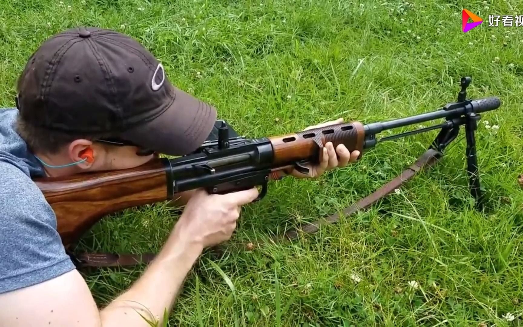 为伞兵量身打造的FG42步枪它的弹匣在左侧还可当作轻机枪使用_哔哩哔哩_bilibili