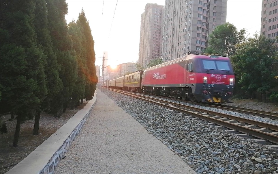 Up的铁路随拍248------首拍国庆临客K5031、K5001次；K5001次编组内含一节新造RW25G-556133_哔哩哔哩_bilibili