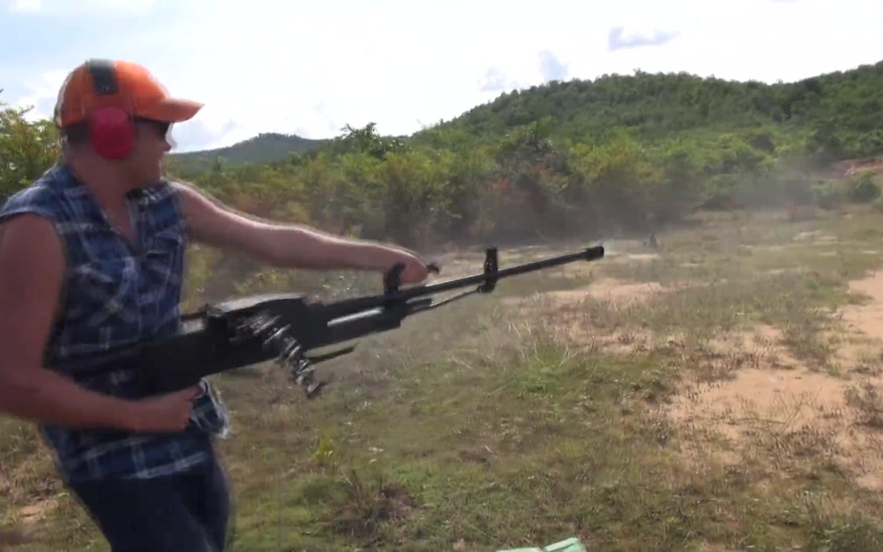 手持北方工业W89 12.7毫米重机枪进行腰射_哔哩哔哩 (゜-゜)つロ 干杯~-bilibili