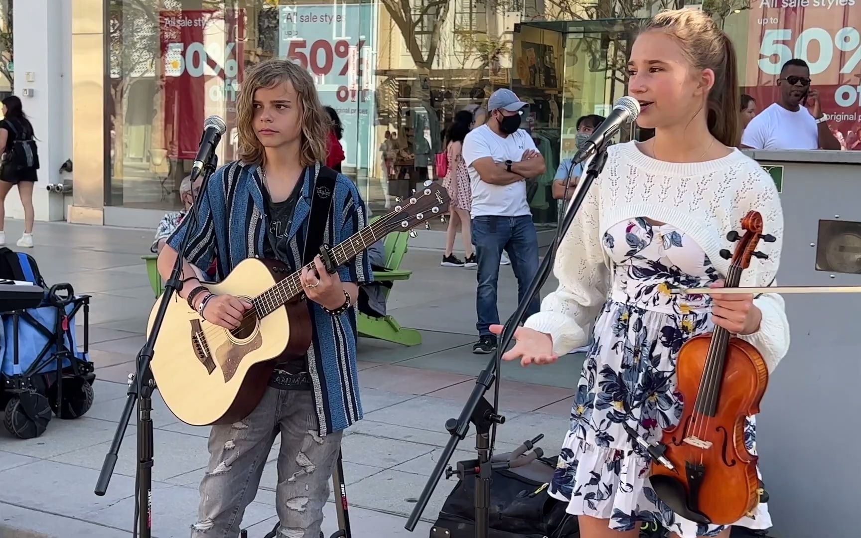 【Karolina Protsenko】与妈妈街头弹唱"Rise Up"