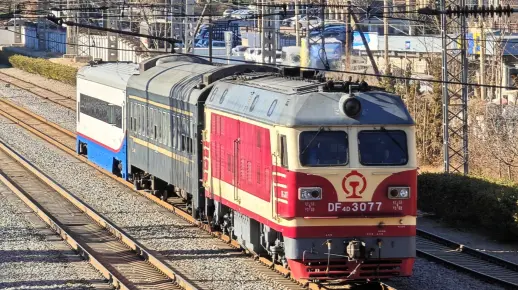 【微缩检测】沈局沈段DF4D3077牵引一月沈大月检通过，大连站停车。_哔哩哔哩_bilibili