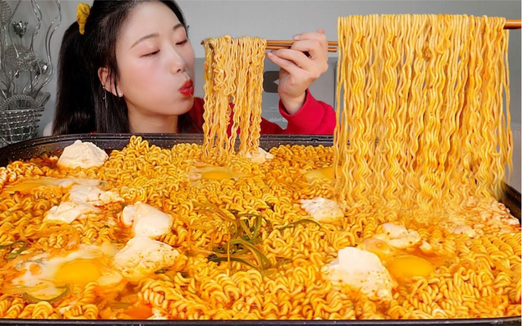 【韩国AmiAmi】中文字幕 | 又到了看阿米姐深夜吃一盆8包面的时间(˵¯͒〰¯͒˵)_哔哩哔哩_bilibili