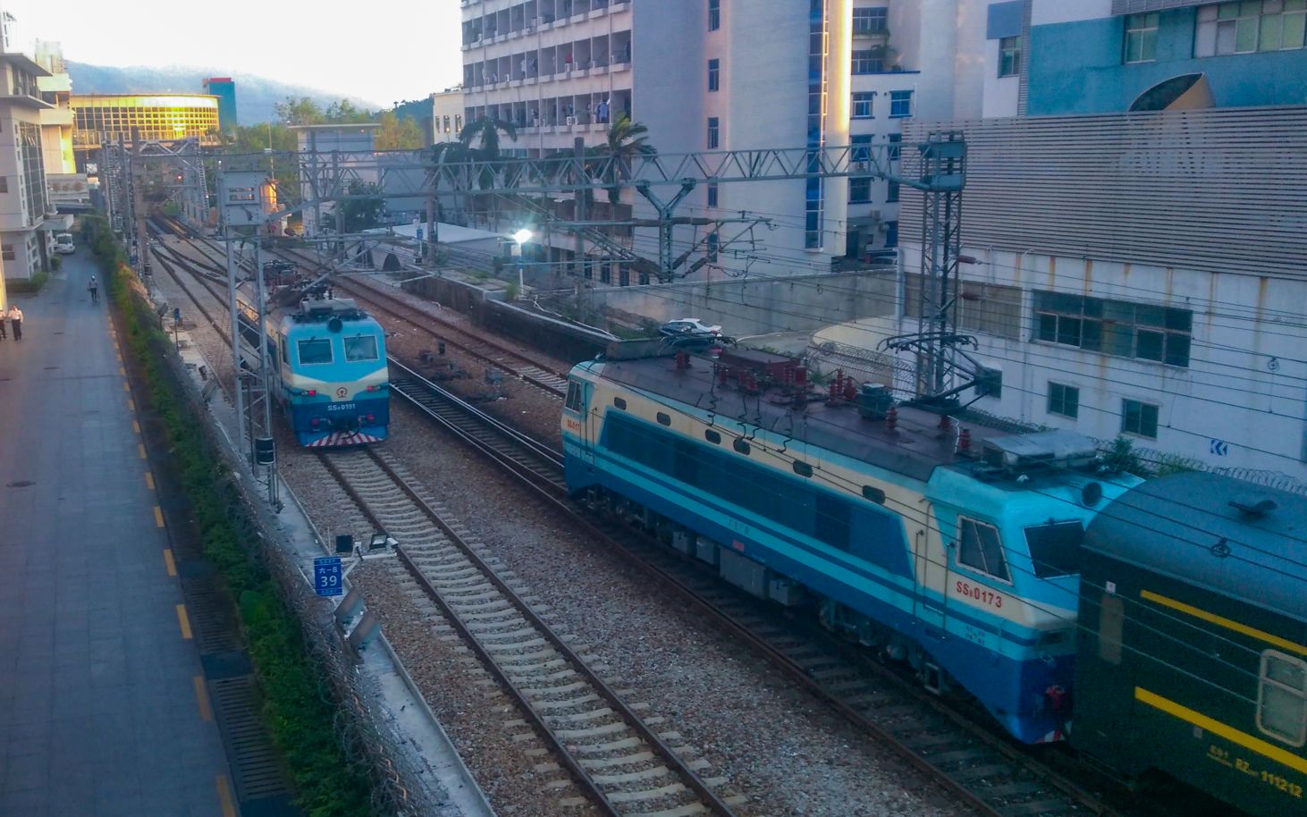 【深港边界】SS8-0173牵引广九直通车通过罗湖桥_哔哩哔哩_bilibili