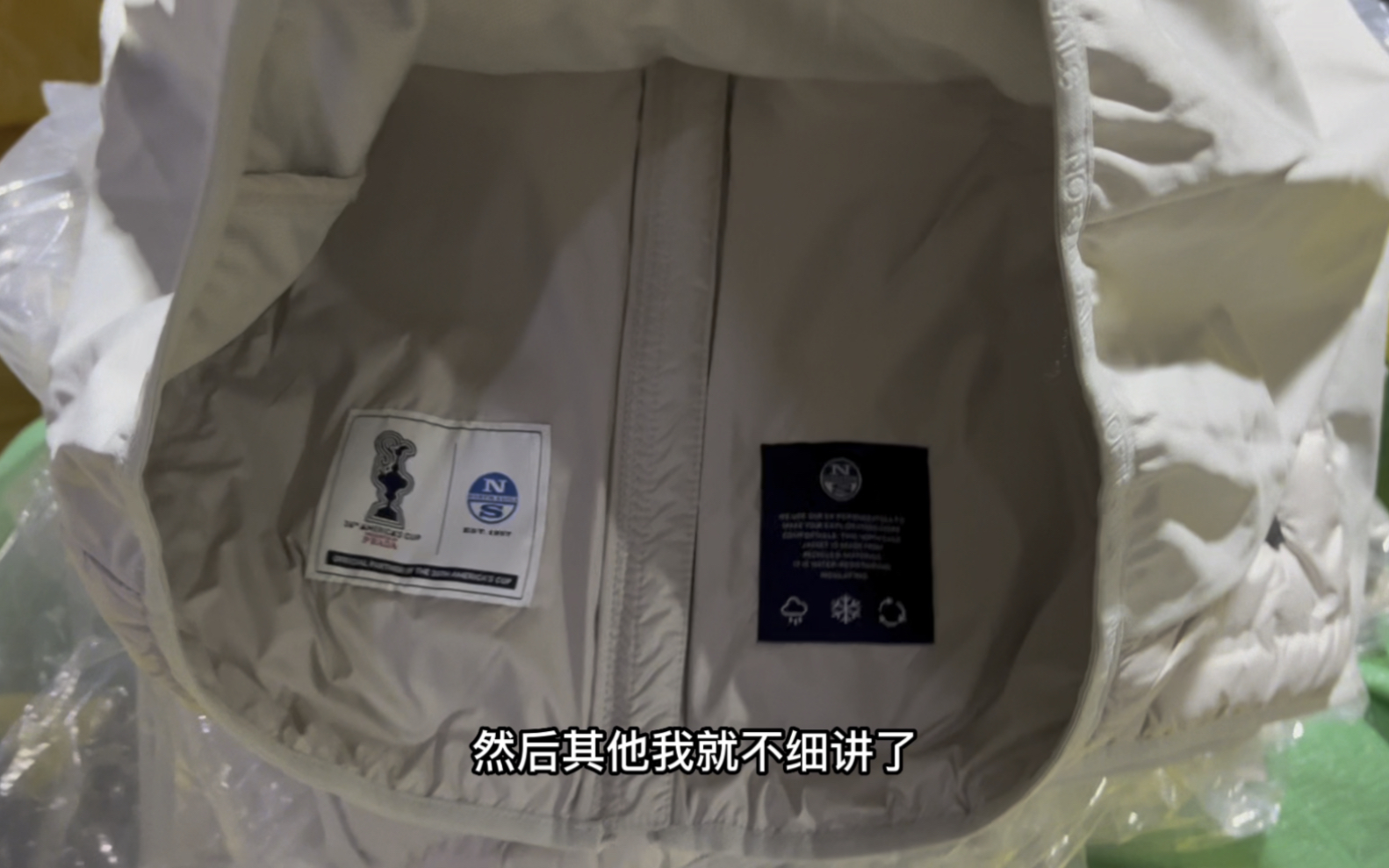长这么大,第一次离普拉达这么近。 哔哩哔哩
