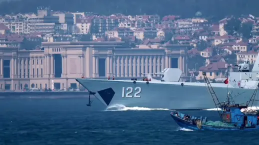 这侧面太美了，参加海军节开放的052D型导弹驱逐舰122唐山舰驶入青岛港_哔哩哔哩_bilibili