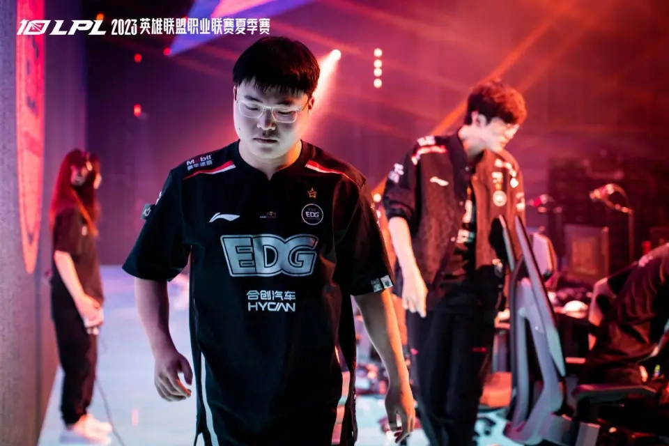 EDG横扫AL，Uzi团队定位逐渐清晰，fofo就应该拿能C的英雄才行 - 哔哩哔哩