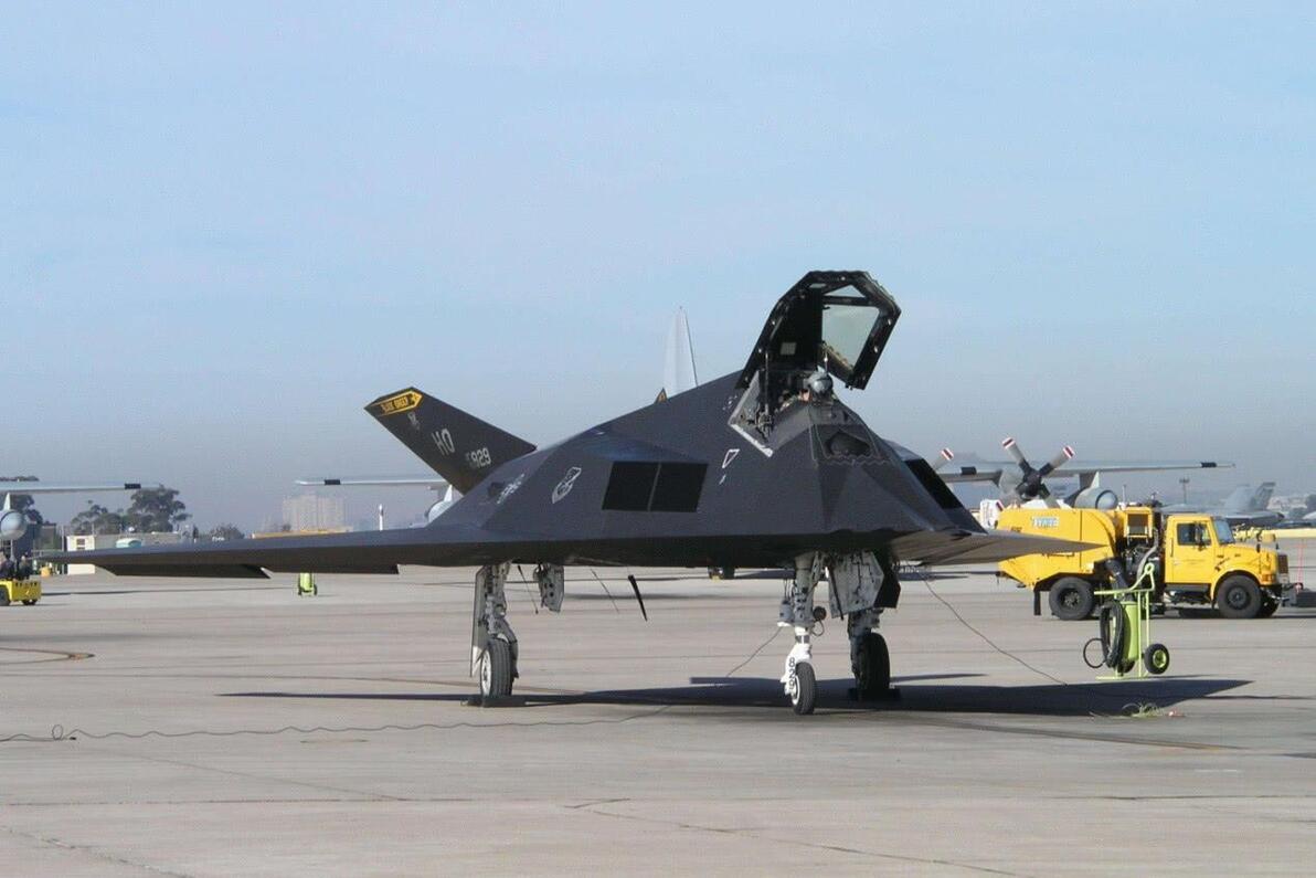 F117战机，隐身性能远超F22，为何在巅峰时期被退役？ - 哔哩哔哩