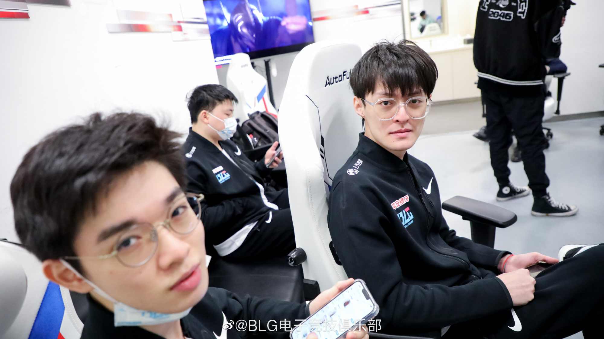 Uzi恐无希望首发？“Doggo状态神勇”BLG2比1战胜OMG - 哔哩哔哩