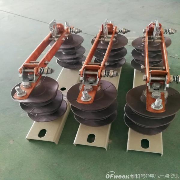 10kv电线杆上使用GW9-12型高压隔离开关 - 哔哩哔哩