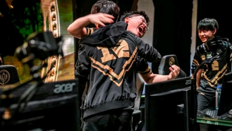 LOL: RNG老板回应和MLXG的纠纷，与Uzi沟通回归一事，坚持梦想 - 哔哩哔哩