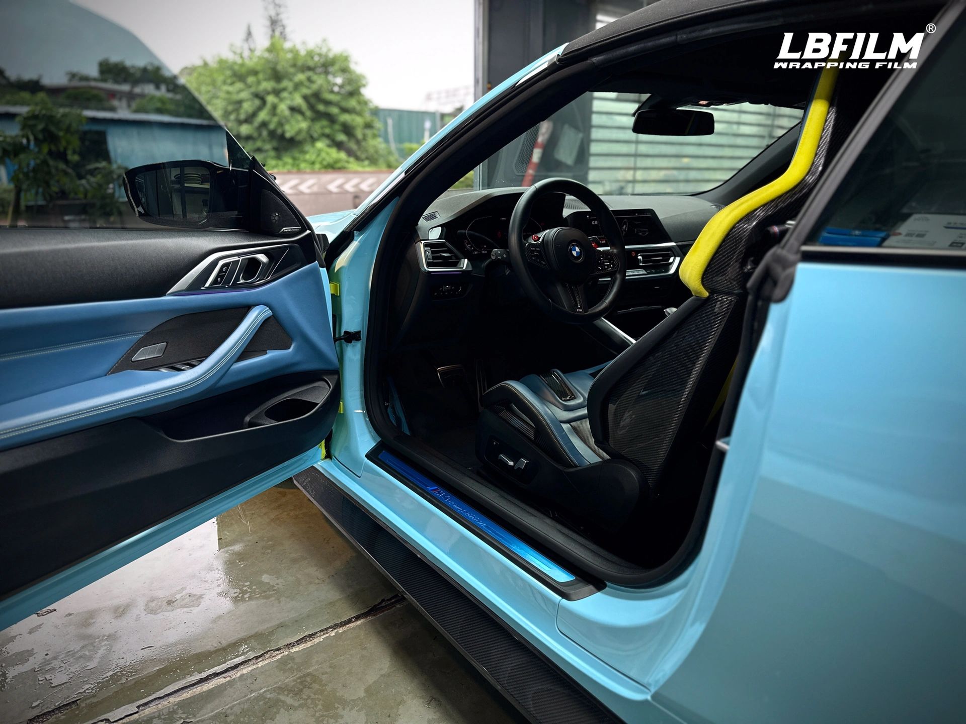宝马M4-LB改色膜超亮大学蓝，奶呼呼斩男又斩女 - 哔哩哔哩