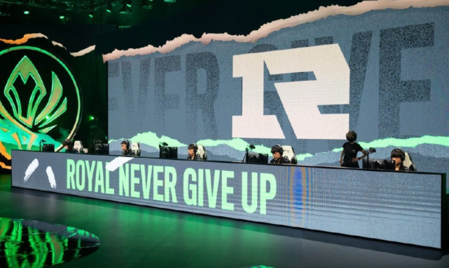 【2022年MSI总决赛】RNG 3-2 T1 达成三冠王称号,FMVP颁奖WEI现场,FAKER赛后采访 - 哔哩哔哩