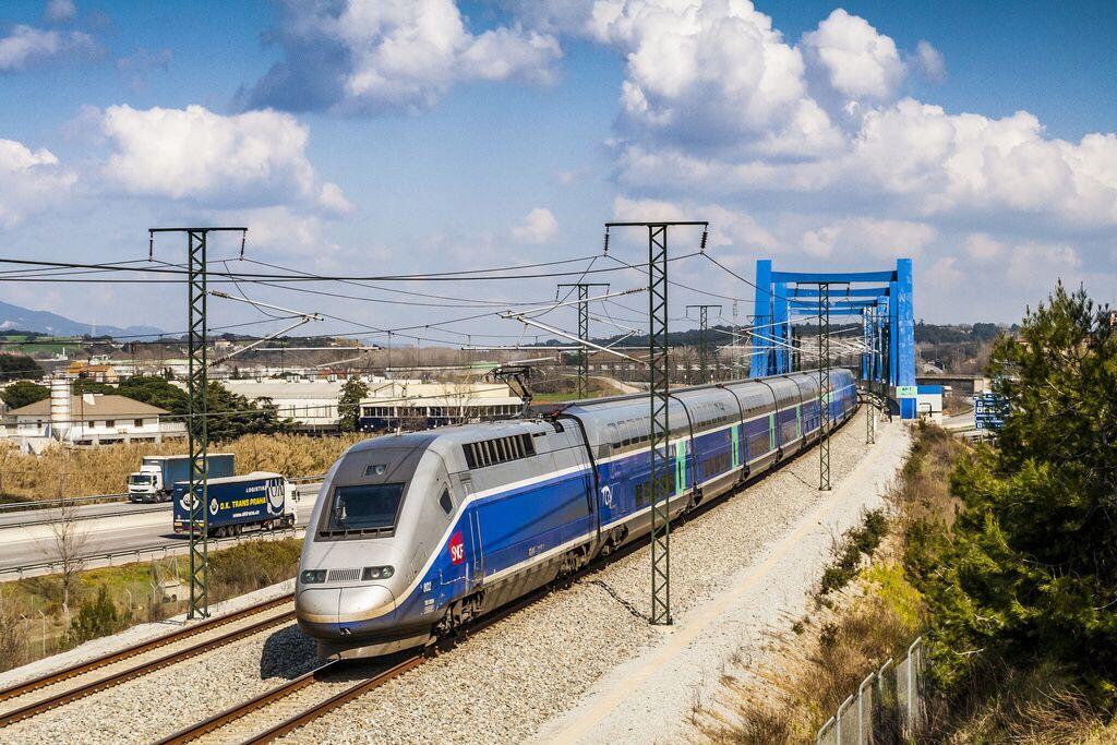 生错时代的优秀列车——AGV高速动车组 - 哔哩哔哩