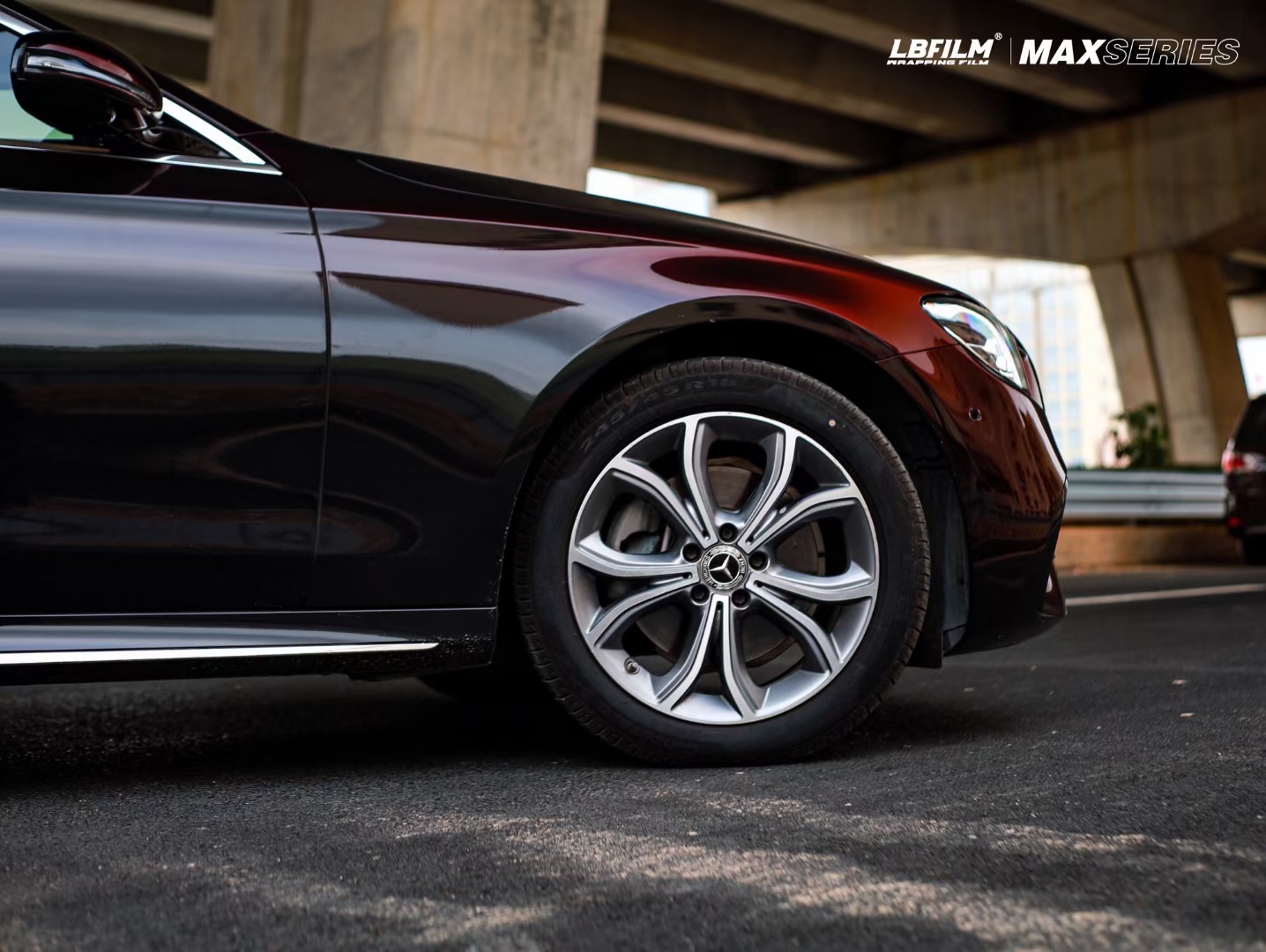 奔驰E300L-LB改色膜黑魅红，充满了魅惑气息！ - 哔哩哔哩