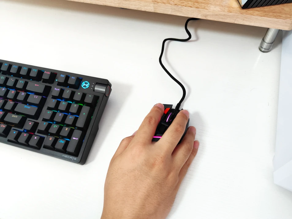 免驱调校师，游戏者的上分利器，血手幽灵ES52 Pro实测 - 哔哩哔哩