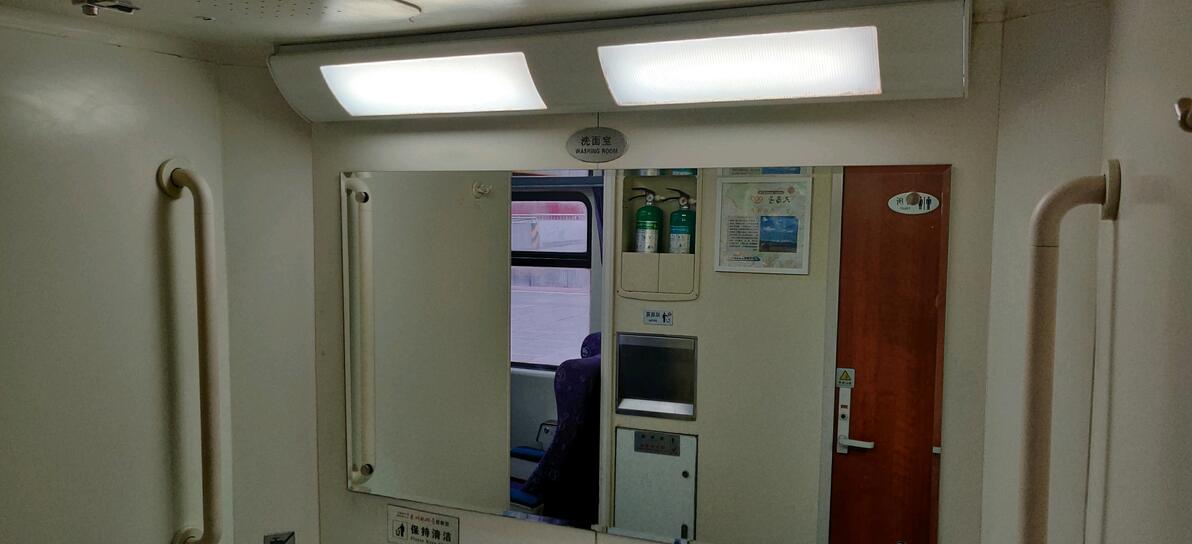 原来有那么多老车可以碾压绿巨人？技术更新？服务降低？国铁25型软座退化史！ - 哔哩哔哩