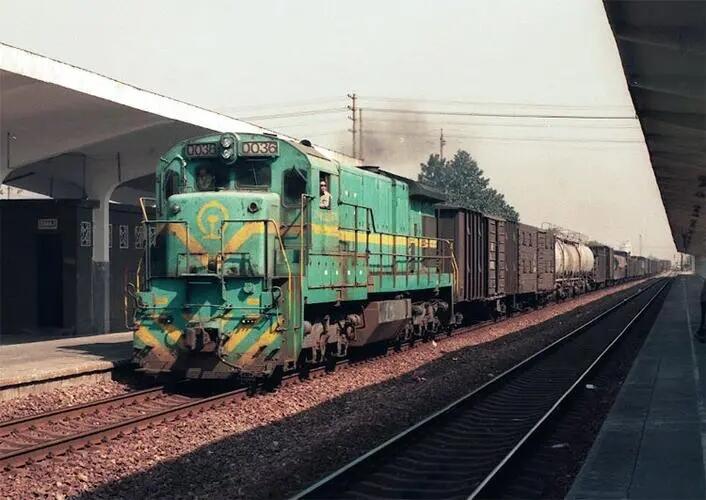 【科普】金陵·中华门下-中国铁道部|美国通用电气公司|ND5型内燃机车 - 哔哩哔哩