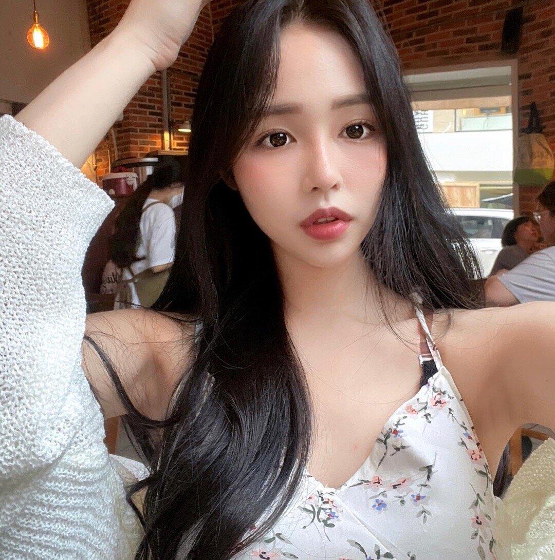 T1战队打野Oner姐姐晒与Faker合照！网友这也太般配了吧？ - 哔哩哔哩