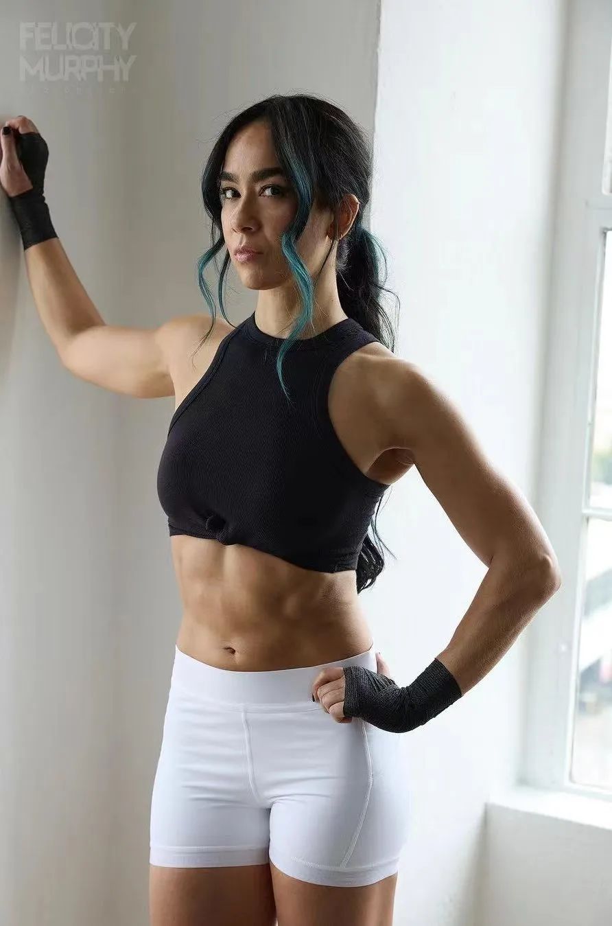 前WWE巨星AJ李惊艳新造型！书中透露心路历程！ - 哔哩哔哩