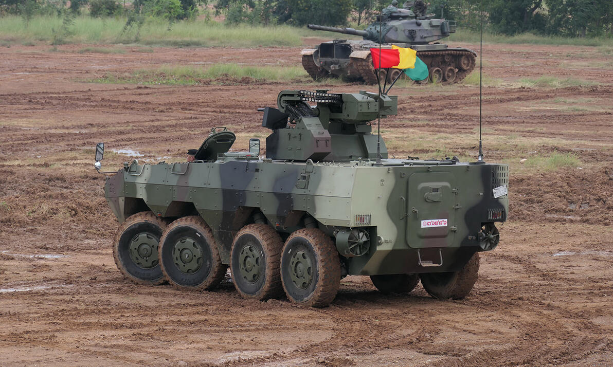 泰国VN1C轮式步兵战车亮相训练场，配备豪华遥控武器站 - 哔哩哔哩