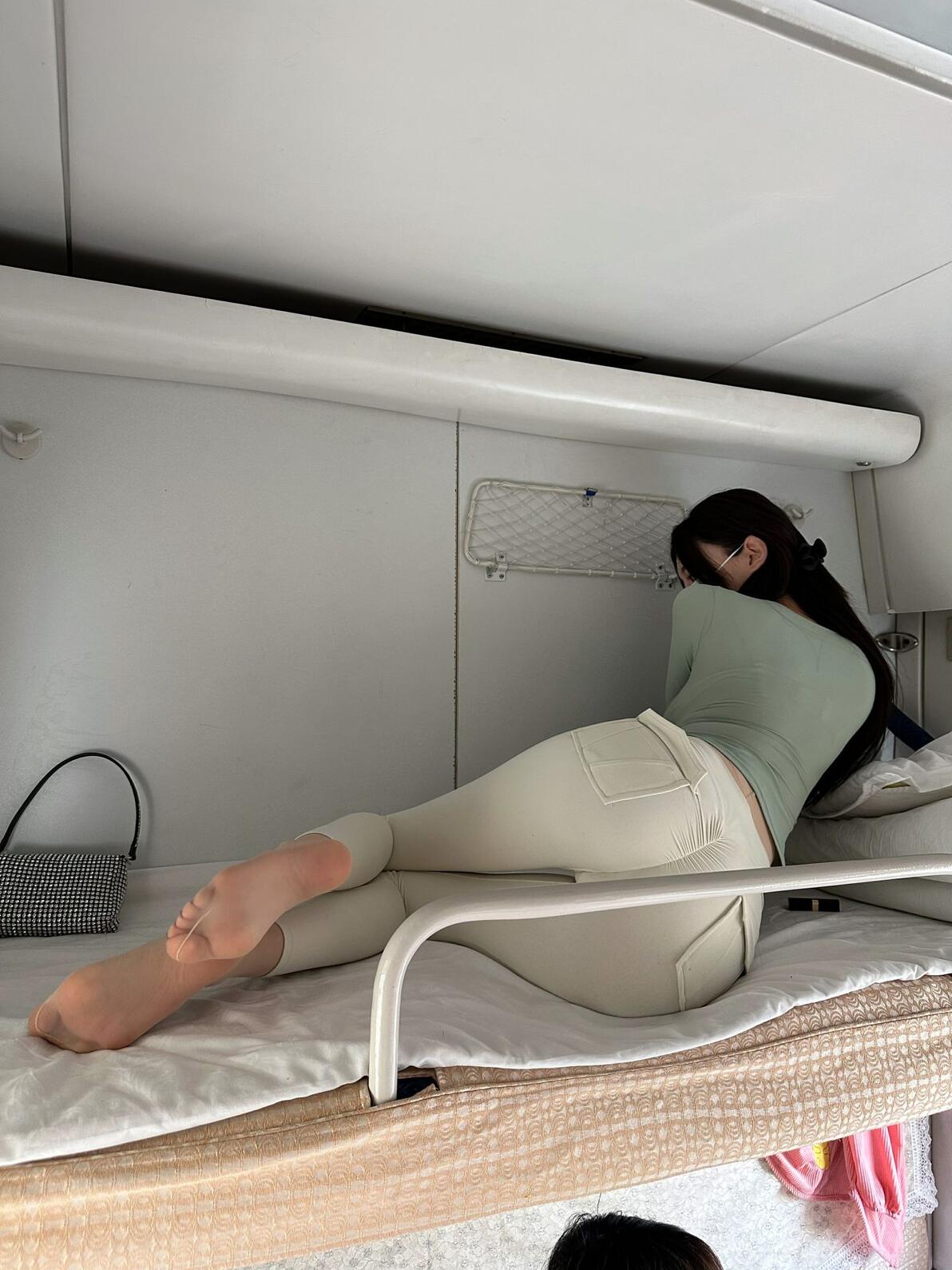 人气女神脸红Dearie《高铁之旅》 - 哔哩哔哩