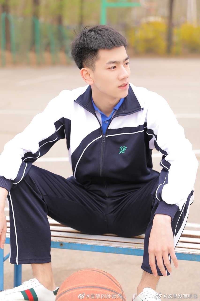 在厕所发现体育生校草竟然 哔哩哔哩