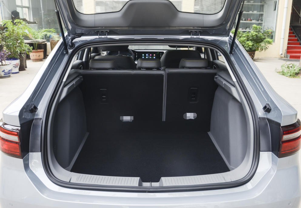 追求性价比，1.5T+8速CVT，好开省油，掀背设计，带你看宝骏RC-5 - 哔哩哔哩