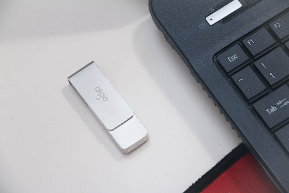 首款40nm“中国芯”U盘再提速！128GB爱国者aigo U330体验 - 哔哩哔哩