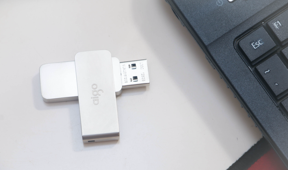 首款40nm“中国芯”U盘再提速！128GB爱国者aigo U330体验 - 哔哩哔哩