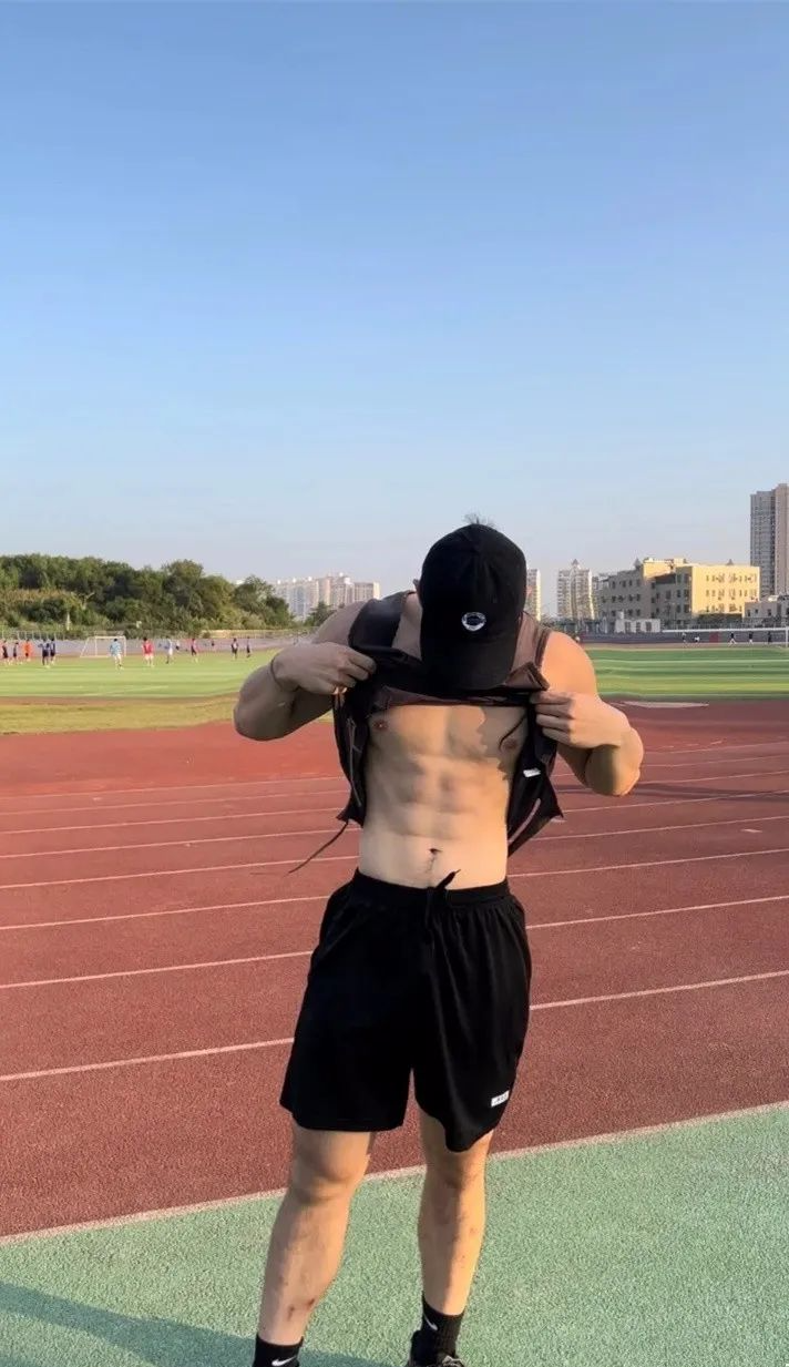 撩起衣服就是饱满肌肉,运动场上怎么能缺少了他 哔哩哔哩