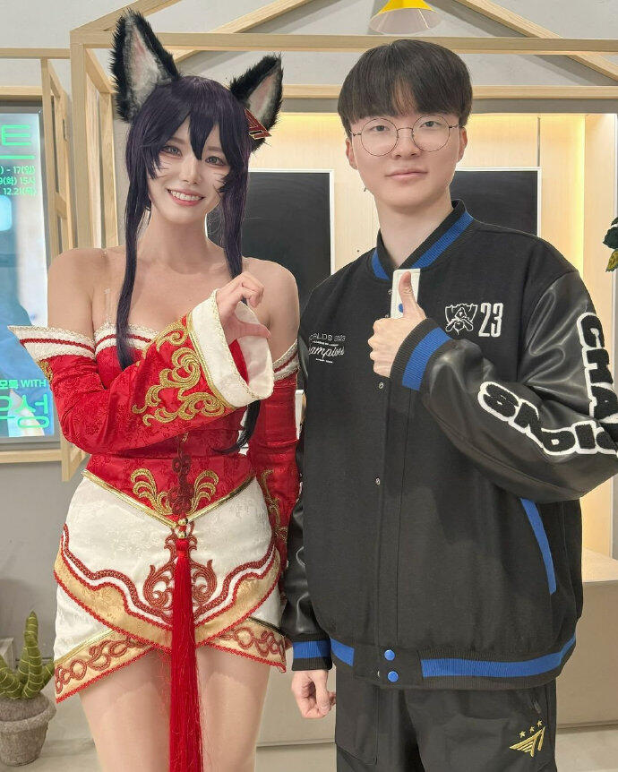 经典复刻！时隔一年，韩国女Coser分享与Faker选手合影照。 - 哔哩哔哩