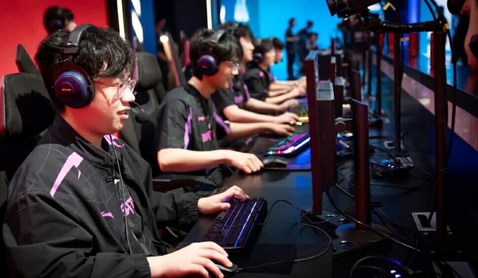 RA老板有多有钱？Doinb说出实话：夺冠那年给了我100万 - 哔哩哔哩