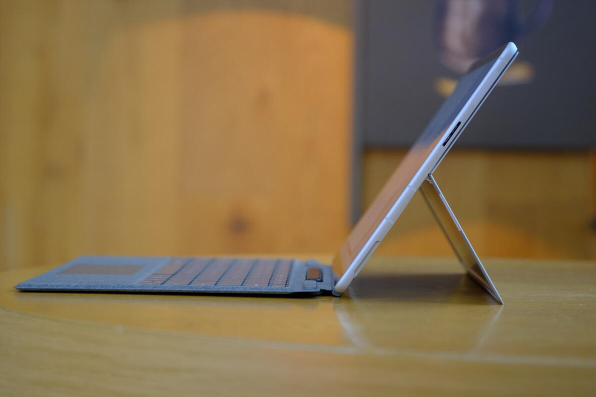 评测:永久在线,超长续航的笔记本,Surface Pro 9 SQ3准备好了吗？ - 哔哩哔哩