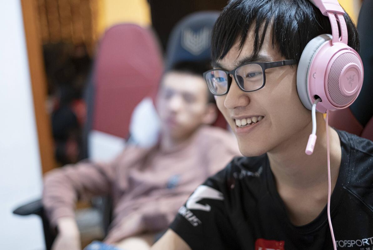 PDD直播爆料：RNG曾出天价购买Knight，小虎差点去看饮水机！ - 哔哩哔哩